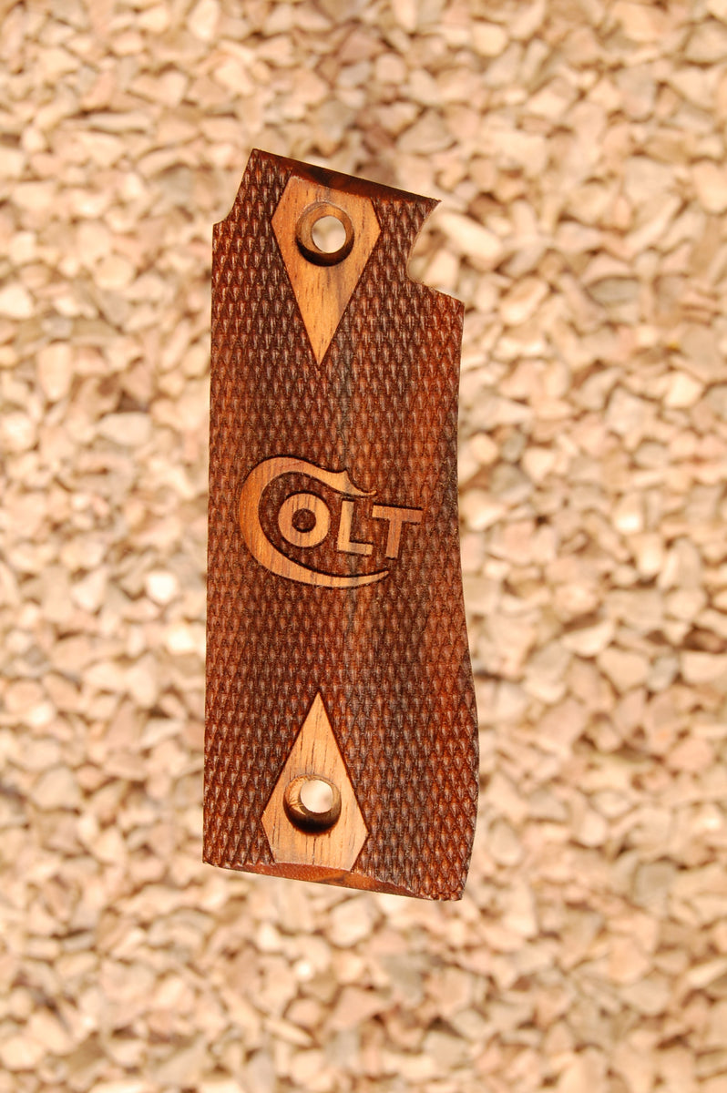 COLT MUSTANG Plus II grips (checkered+logo)
