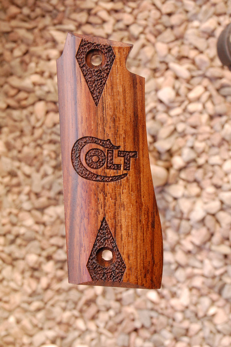 COLT MUSTANG Plus II grips (smooth+logo)